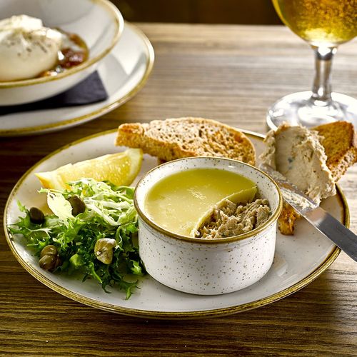 The Anglesey Arms. Family friendly pub and hotel in Anglesey